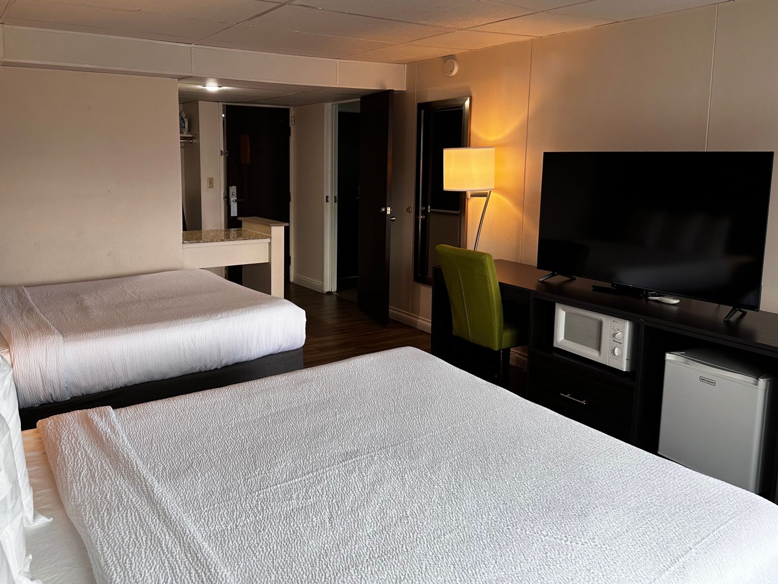 Standard Room Two Queen Beds – Expedition Lodge Estes Park