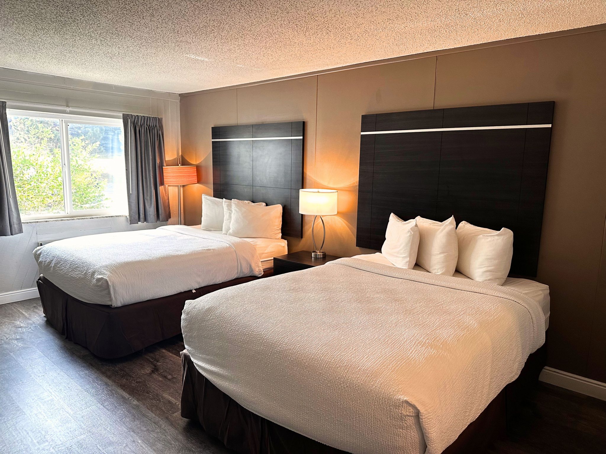 Standard Room Two Queen Beds – Expedition Lodge Estes Park